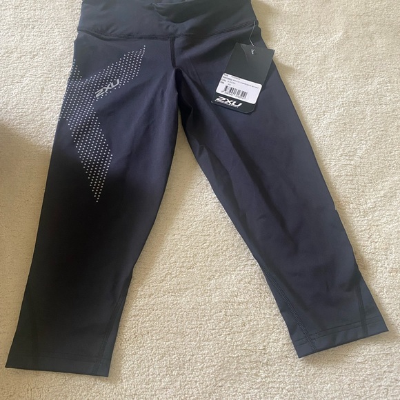 2xu | Pants & Jumpsuits | 2xu Compression Capri Cropped Workout Pants ...